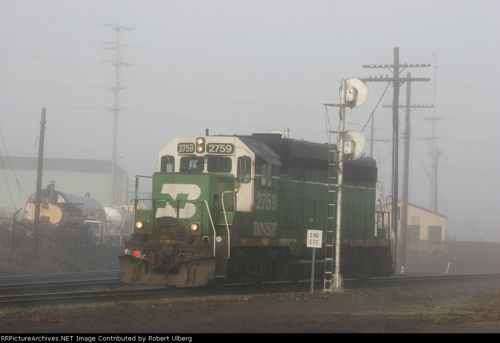 BNSF 2759 in the fog